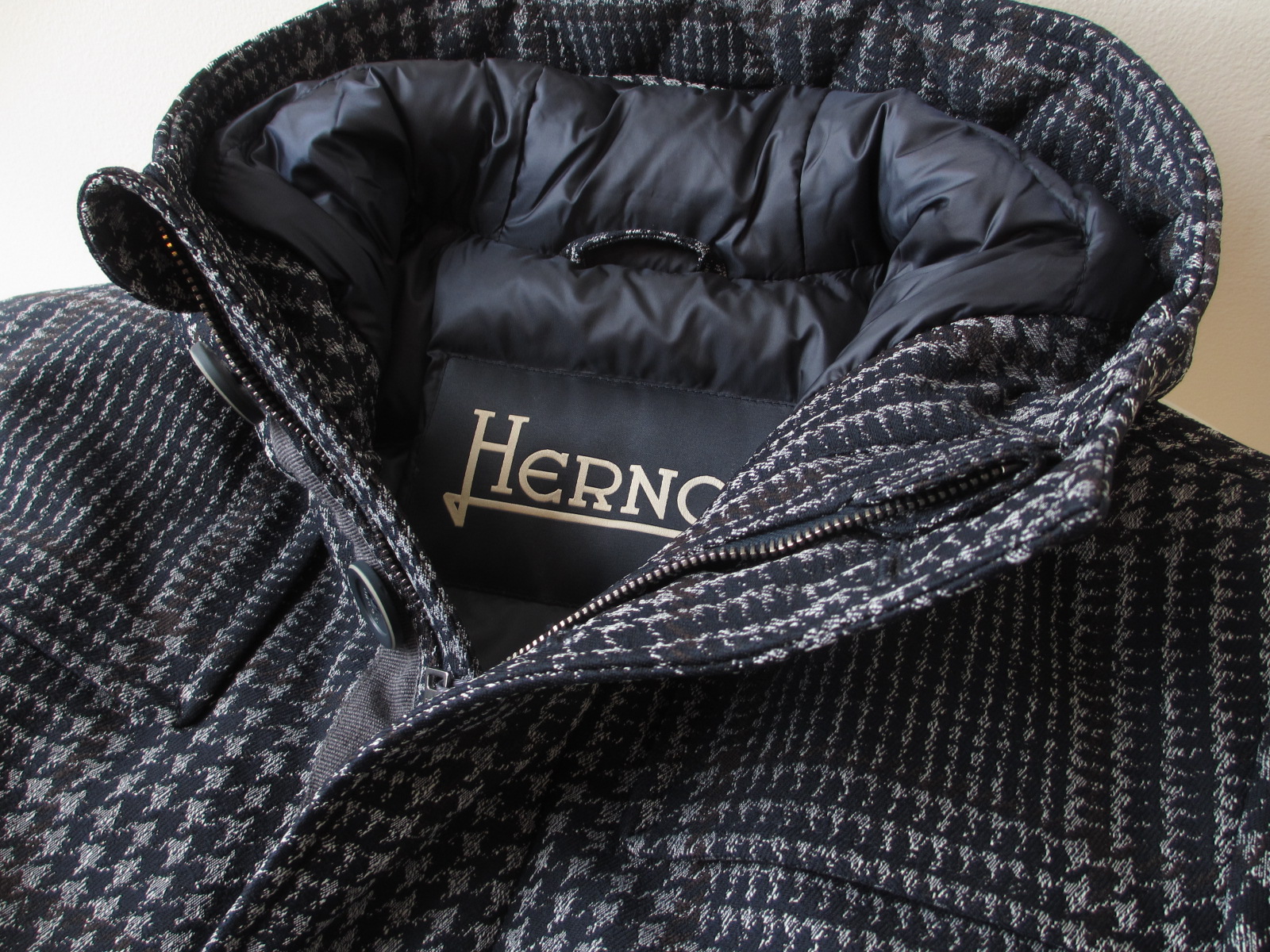 GLORYGUY & Cachette｜筋トレしなくても美しいボディを保つ!? HERNO/ヘルノの「Laminar」立ち襟コンパクトダウンジャケット＆"Wool調"グレンチェック柄フーデット ...