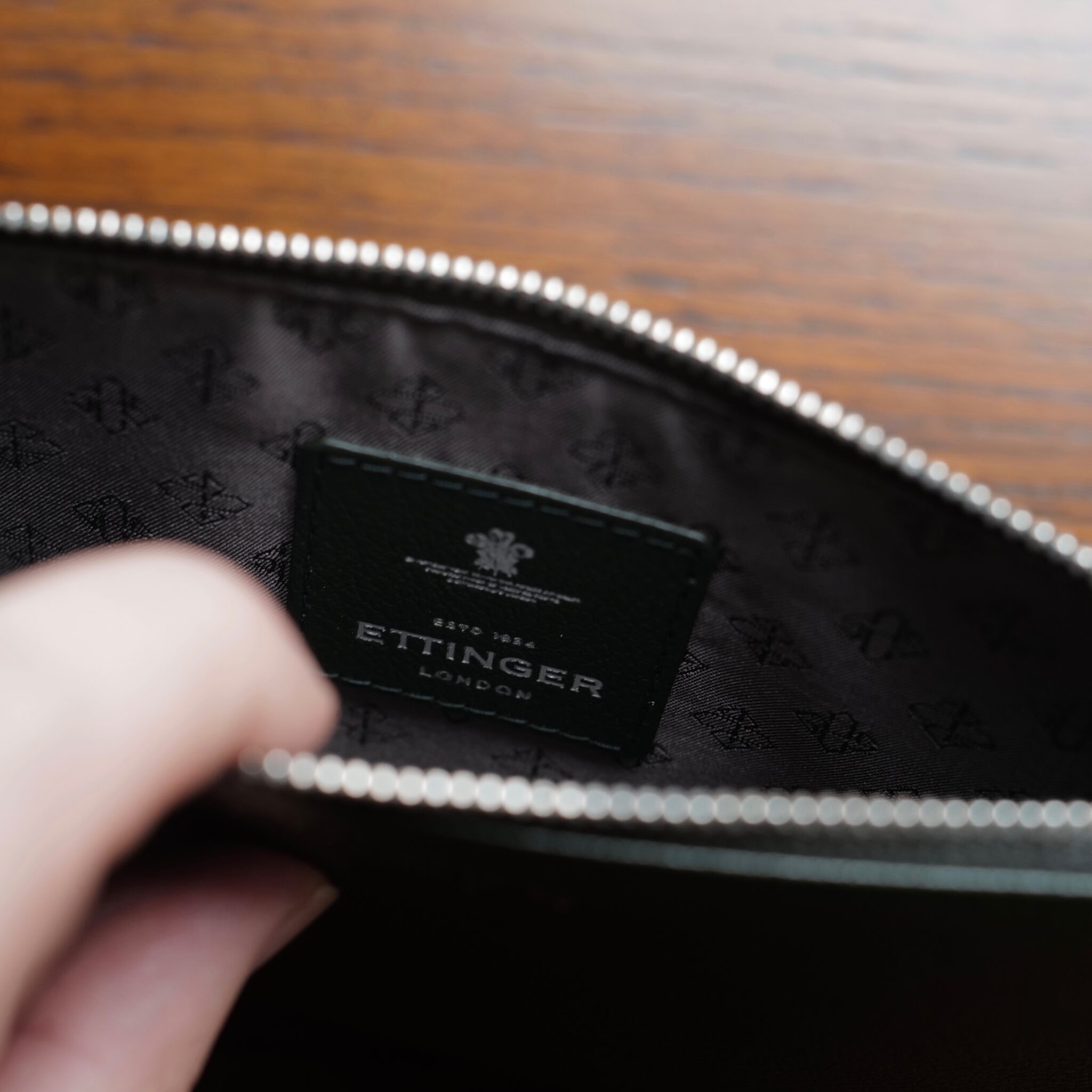 【ETTINGER/エッティンガー】から小物に拘る方に向けたトラベルポーチをご提案したいと思います。 ｜ Clothes to You｜GLORYGUY＆Cachette